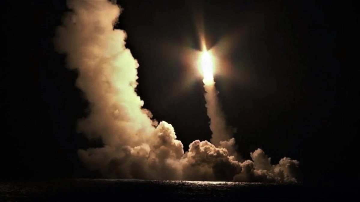 Mosca lancia il missile balistico Bulava, da un sottomarino, nel Mar ...